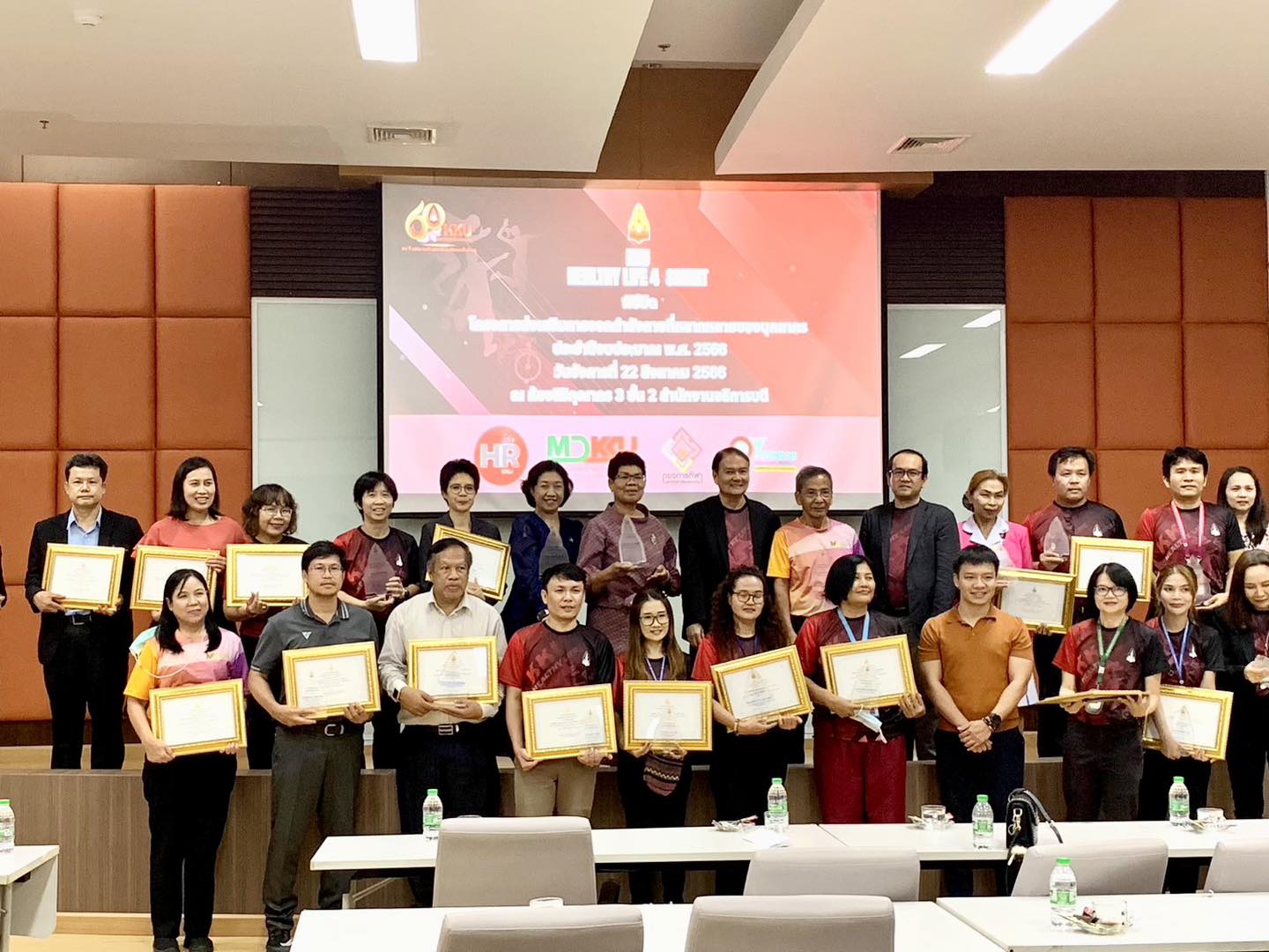 สำนักหอสมุดเข้ารับโล่รางวัลและเกียรติบัตร โครงการ KKU HEALTHY LIFE 4 ...